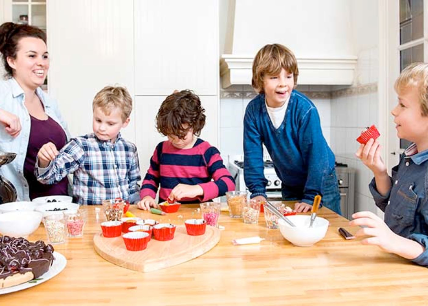 Mess-Free Cake Decorating with Your Kids | SuperWAHM